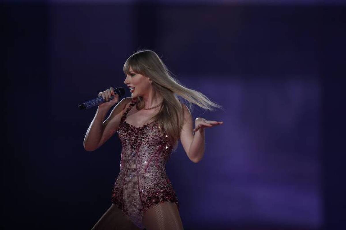 Taylor Swift estreia 'Eras Tour' no Brasil e joga água para público sob ...