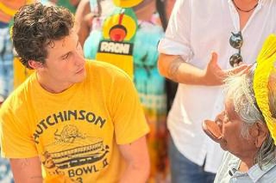 Shawn Mendes e ativista Helena Gualinga encontram Raoni em Belém ...